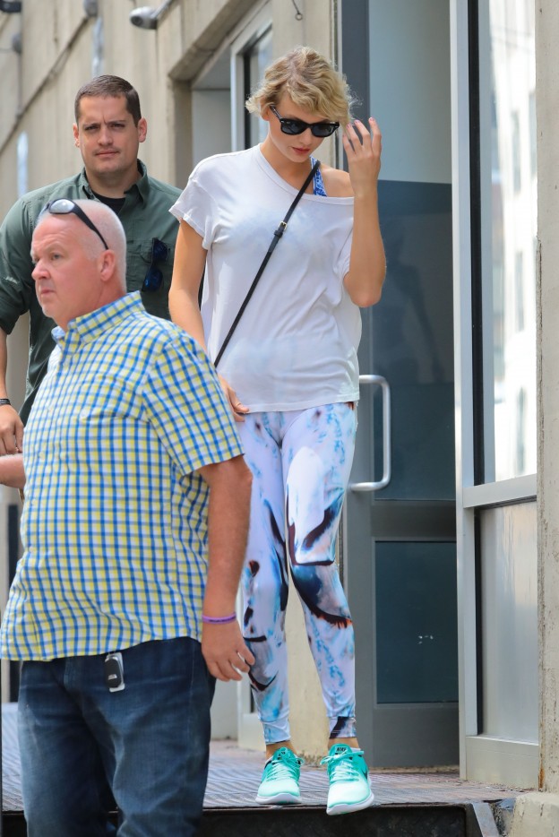 Taylor Swift Cameltoe (31 Photos) | #TheFappening