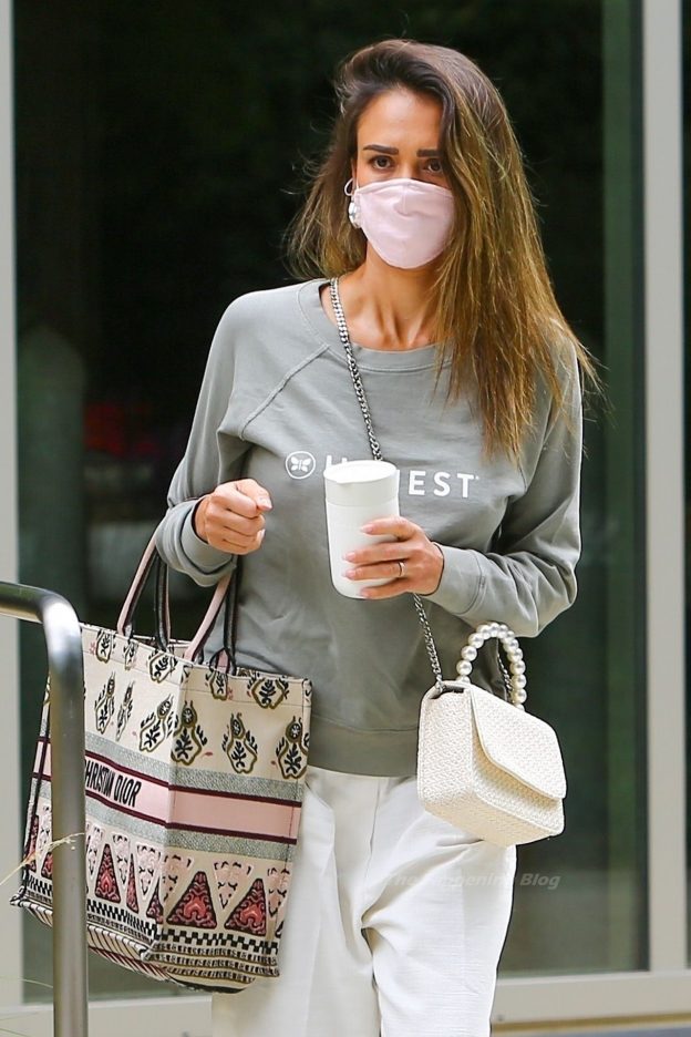 Braless Jessica Alba Arrives at Her Office Wearing an Honest Sweatshirt ...